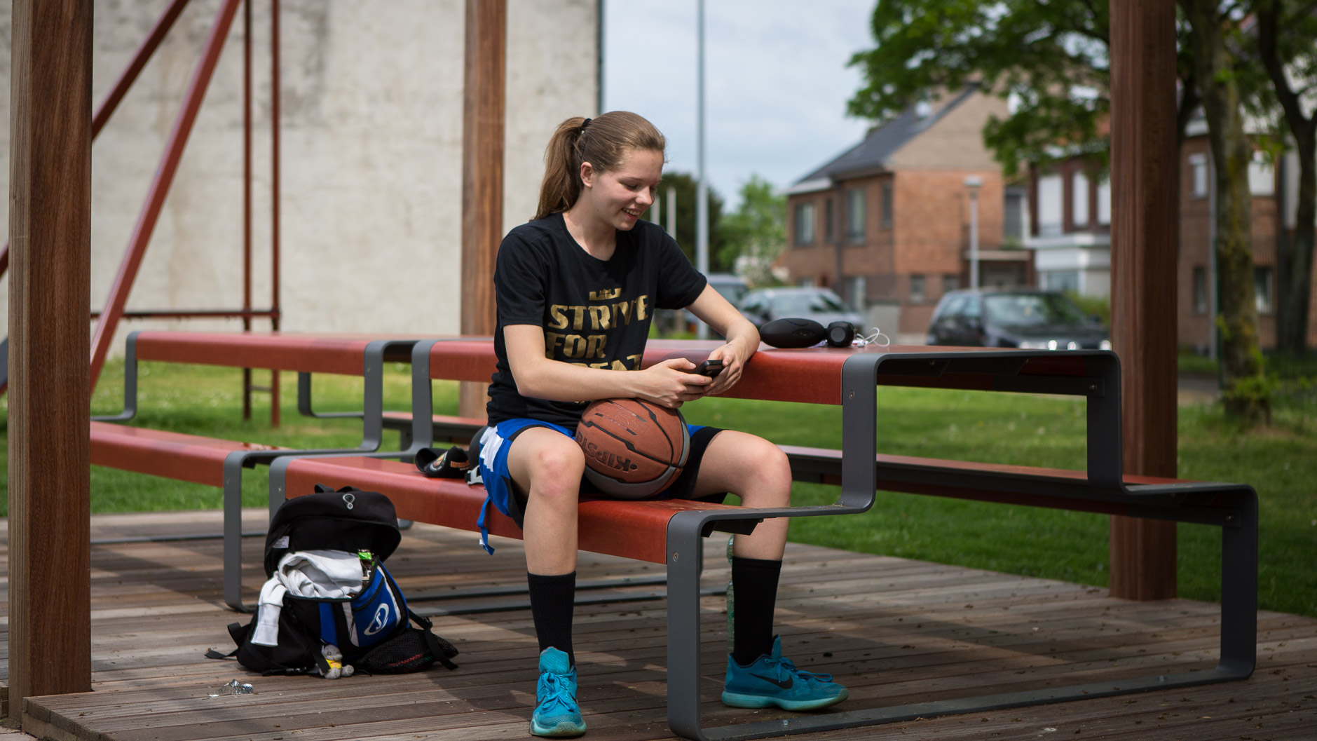 Robuuste, ééndelige picknickbanken voor Brugse speelplein | PANACHE ...